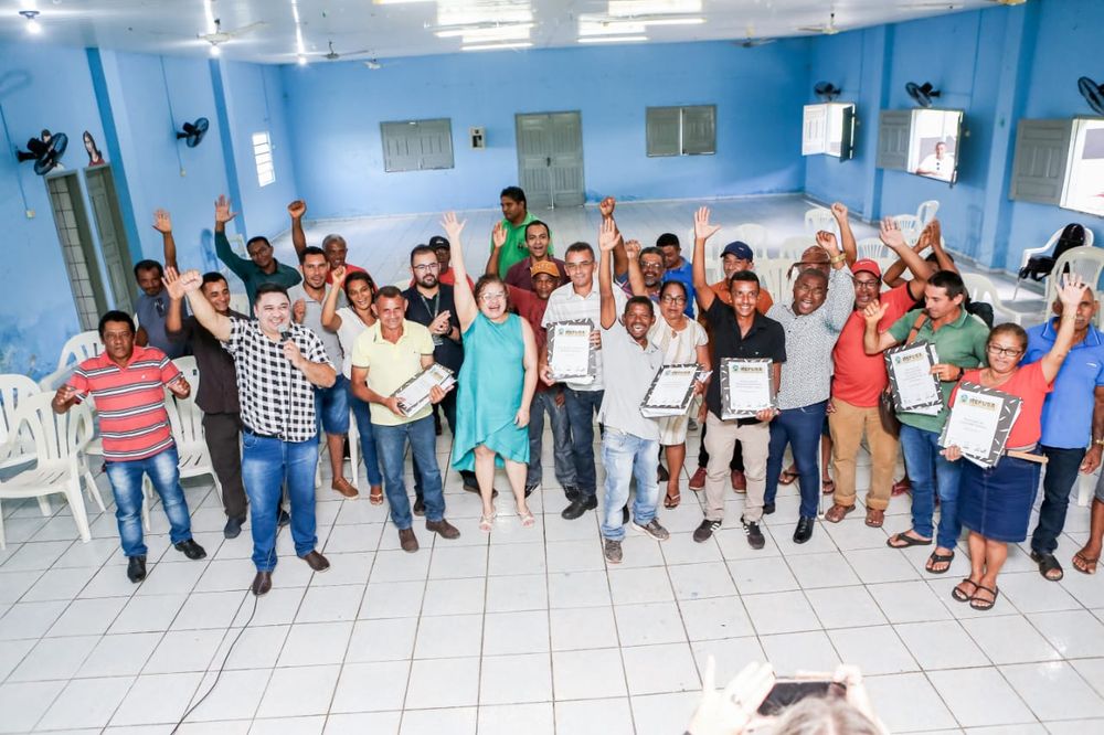SAF entrega documentação para regularização fundiária de 130 famílias ...